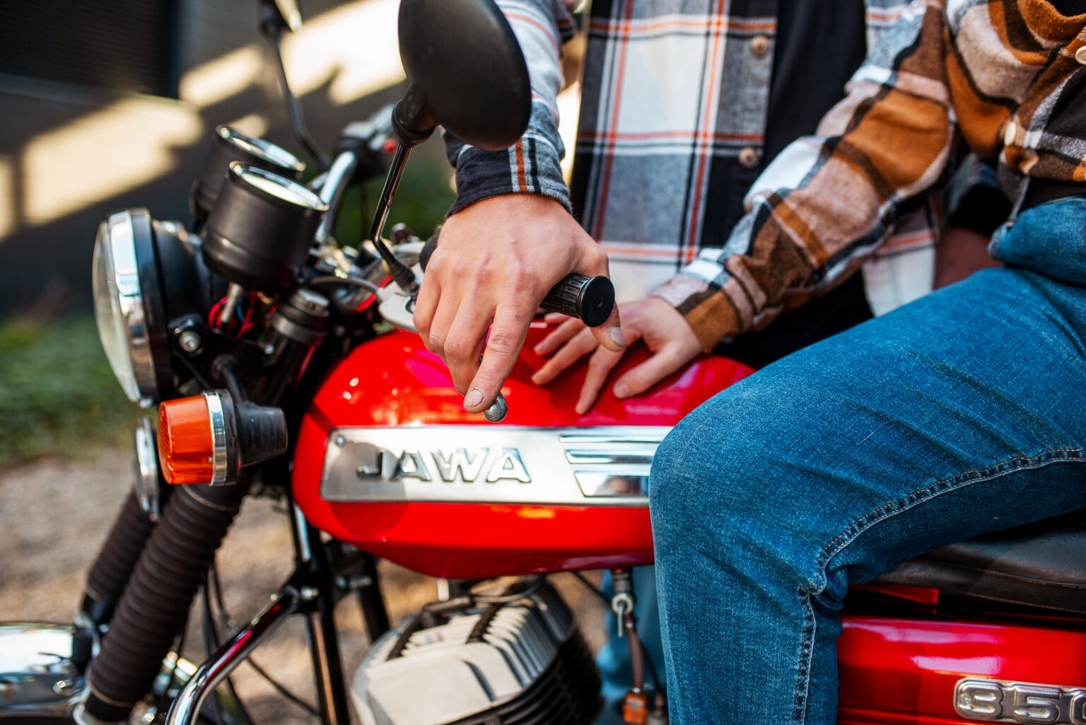 Šroub schránky (bakelit) - ČZ 150C / Jawa Pérák - BAČO-AUTOMOTO